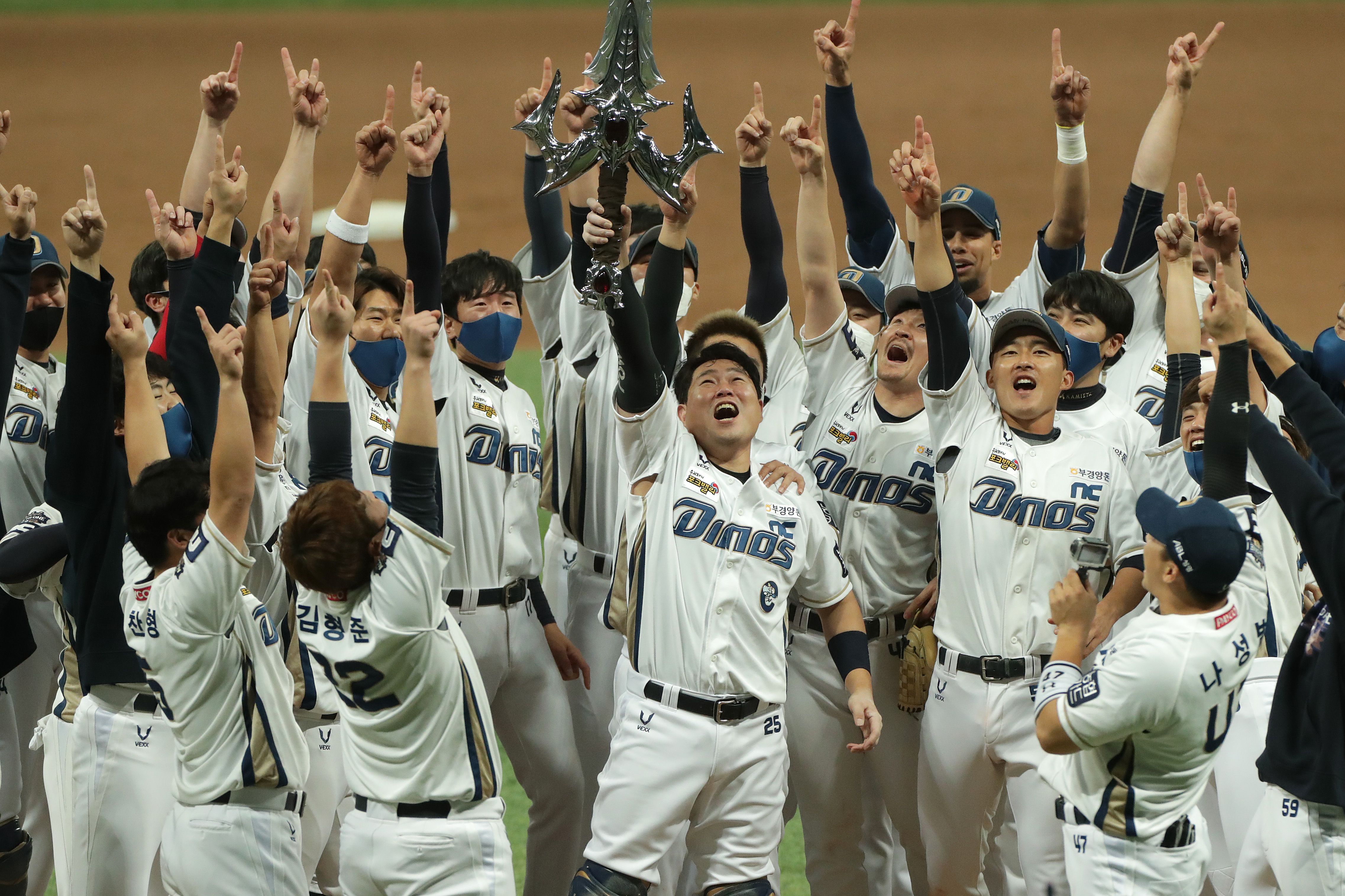 Korean baseball champs celebrate with HUGE sword from Lineage