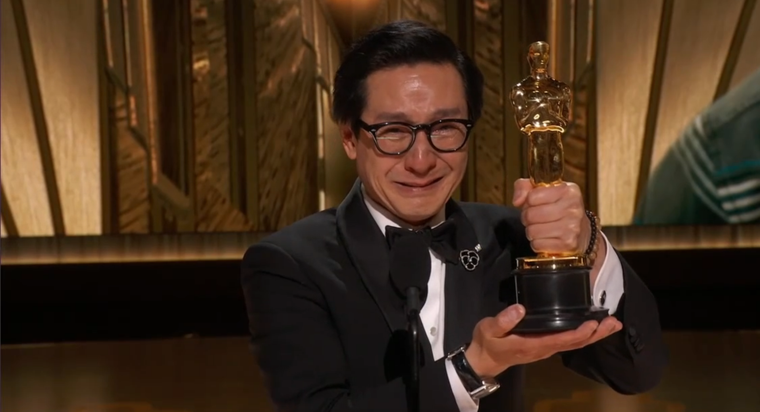 Watch Ke Huy Quan accept 2023 Best Supporting Actor Oscar with ...