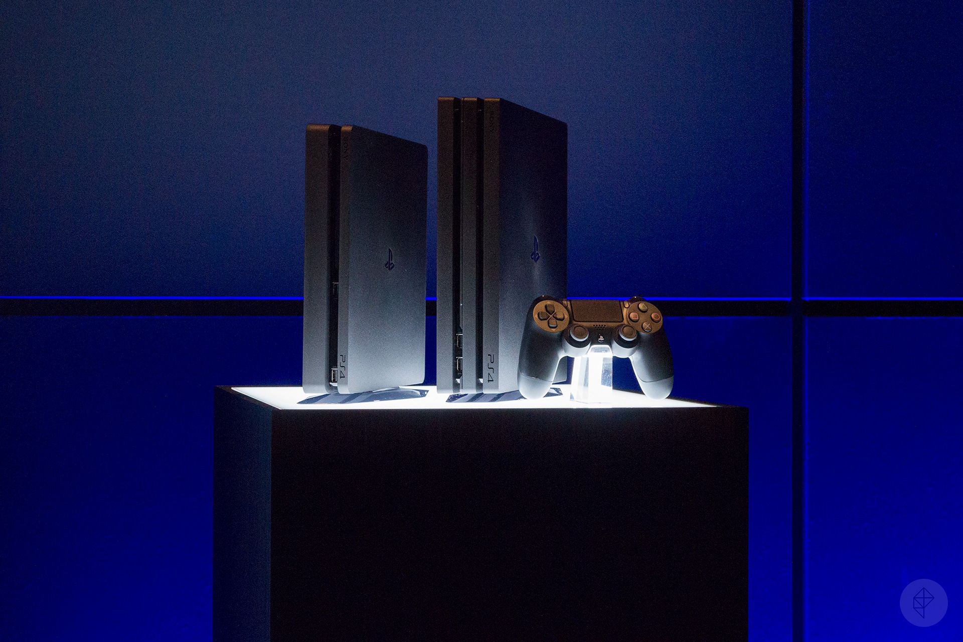 PS4 slim, Pro, DualShock 4 stage photo